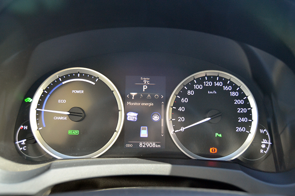 ZMOTOR: Lexus IS300h Executive Tecno Navibox, Híbrido 223cv con sólo 82 ...
